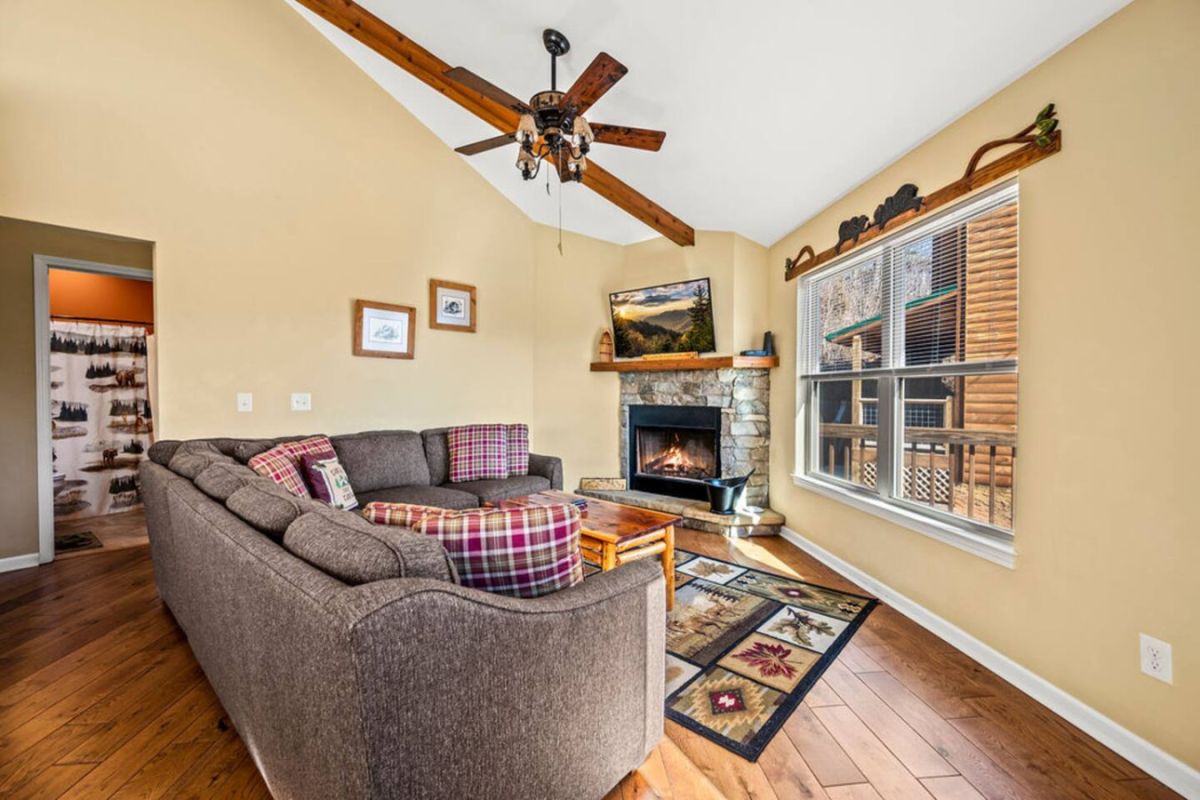 The Wandering Bear | Gatlinburg, TN | Compass Vacation Properties